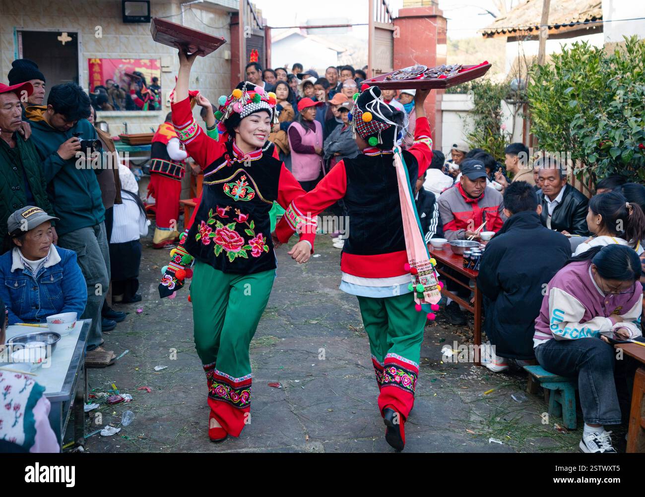 (250220) -- NANJIAN, Feb. 20, 2025 (Xinhua) -- Lu Lihua (L, front ...