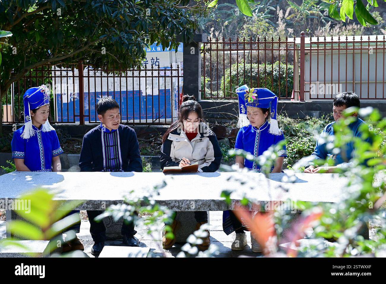 (250220) -- NANJIAN, Feb. 20, 2025 (Xinhua) -- Lu Lihua (C) conducts a ...
