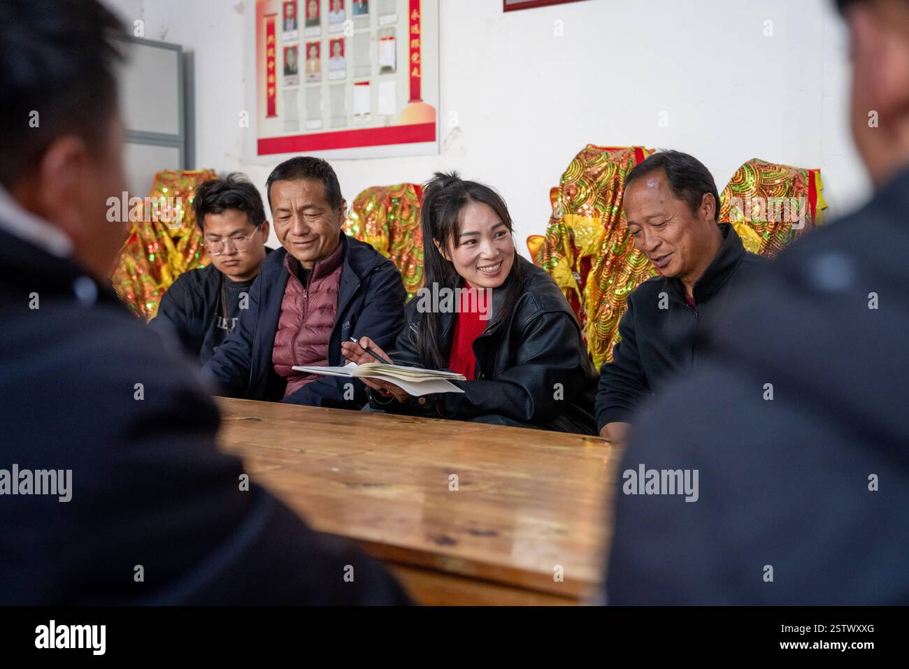 (250220) -- NANJIAN, Feb. 20, 2025 (Xinhua) -- Lu Lihua (2nd R) conducts a survey at Yongzheng ...