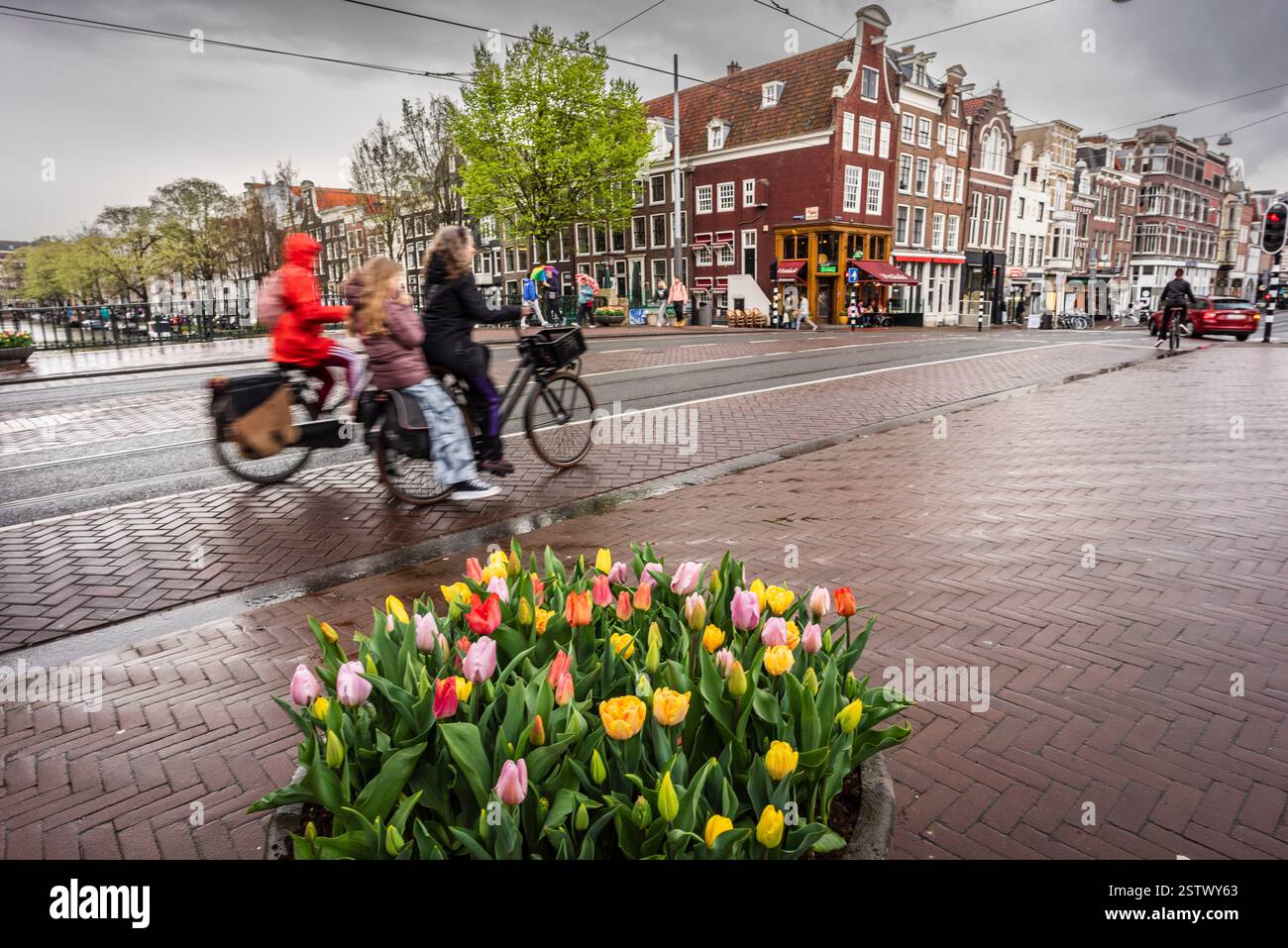 Cyclists rain hi-res stock photography and images - Alamy