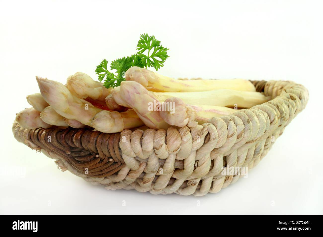 frischer Spargel in einem Korb Stock Photo - Alamy