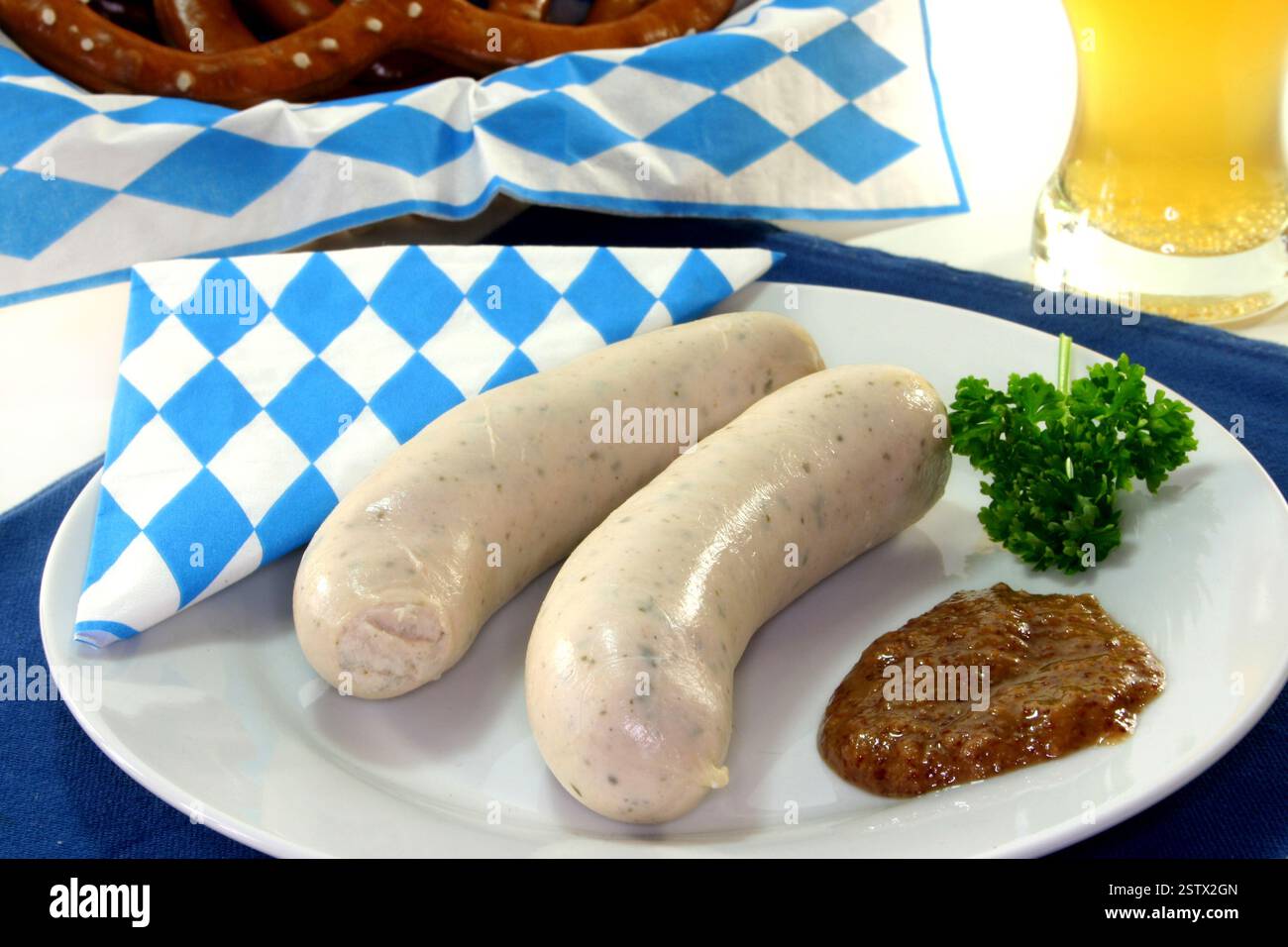 Weisswurst mit süssem Senf und Brezeln Stock Photo - Alamy