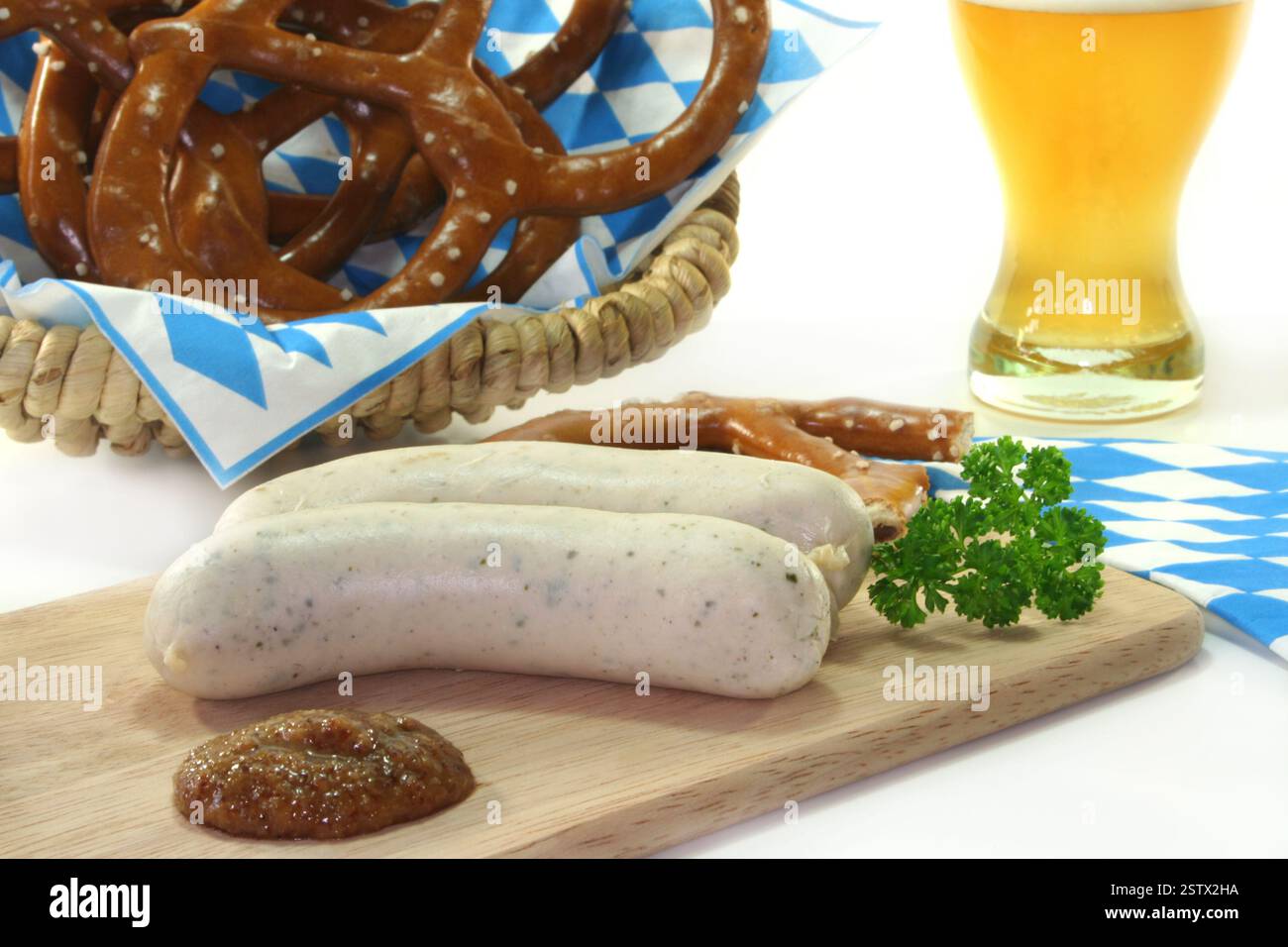 Weisswurst mit süssem Senf und Brezeln Stock Photo - Alamy