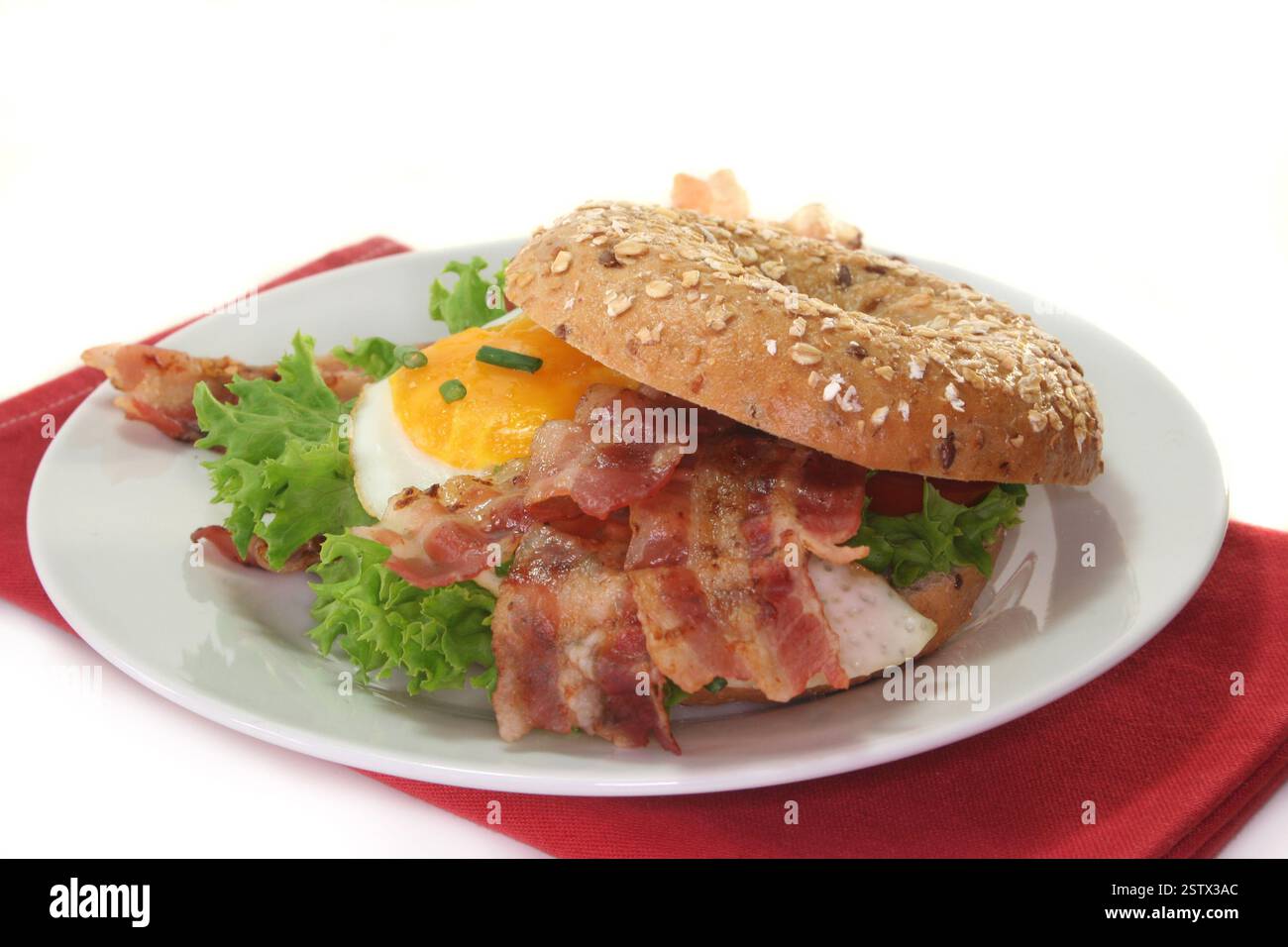 Bagel mit Spiegelei und knusprigen Bacon Stock Photo - Alamy