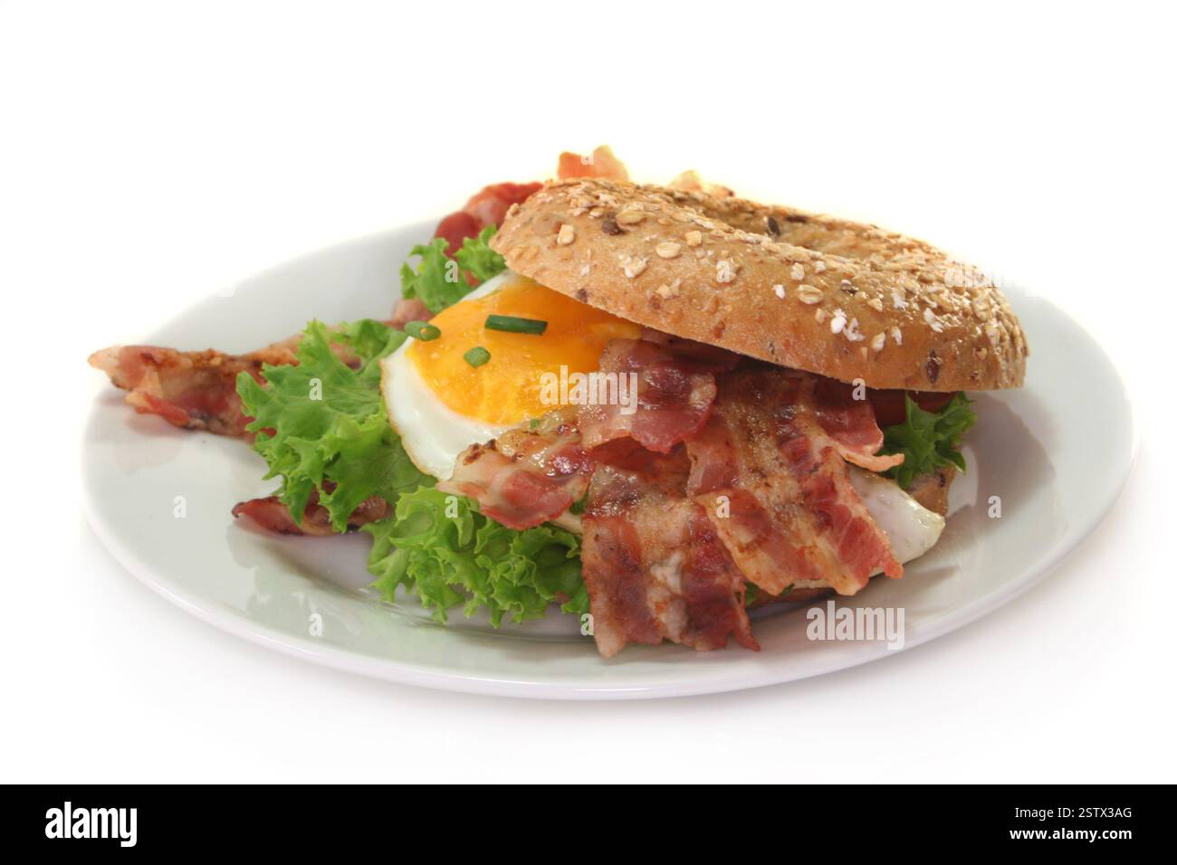 Bagel mit Spiegelei und knusprigen Bacon Stock Photo - Alamy