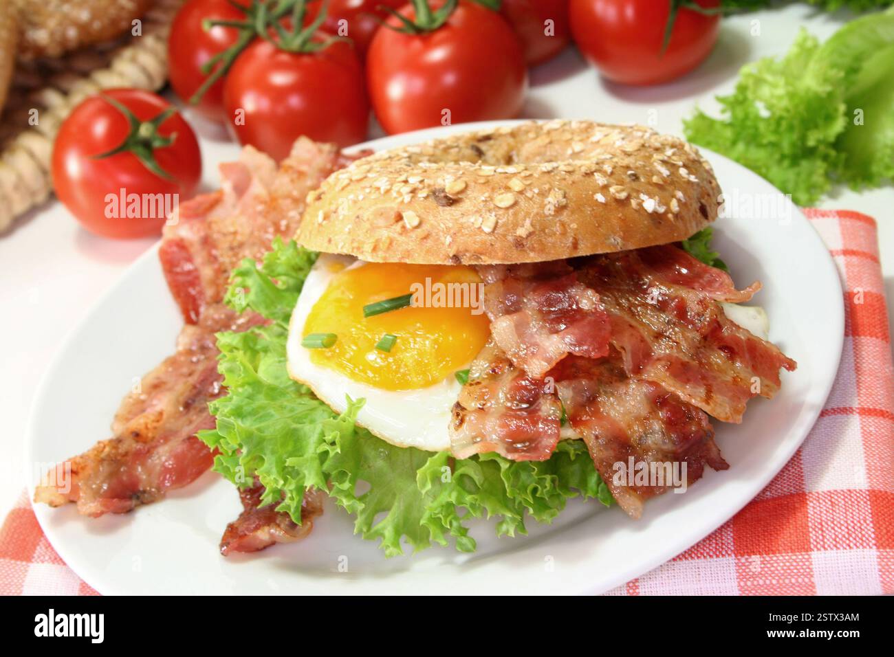 Bagel mit Spiegelei und knusprigen Bacon Stock Photo - Alamy