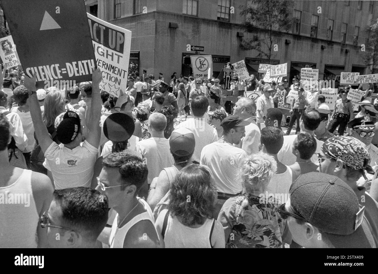 Pride marchers new york Black and White Stock Photos & Images - Alamy