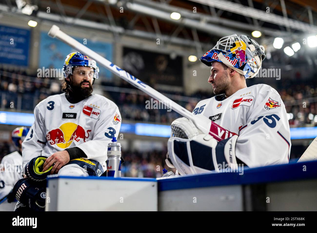 Dominik Bittner (3, EHC Red Bull Muenchen, RBM ) mit Mathias ...