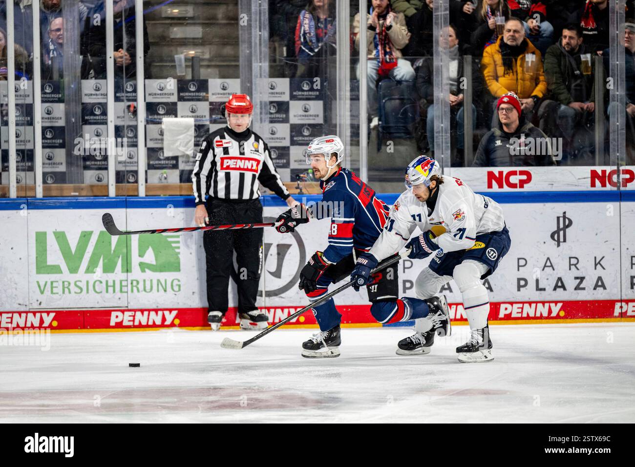 Jake Ustorf (48, Nuernberg Ice Tigers, NIT ) Markus Eisenschmid (11 ...