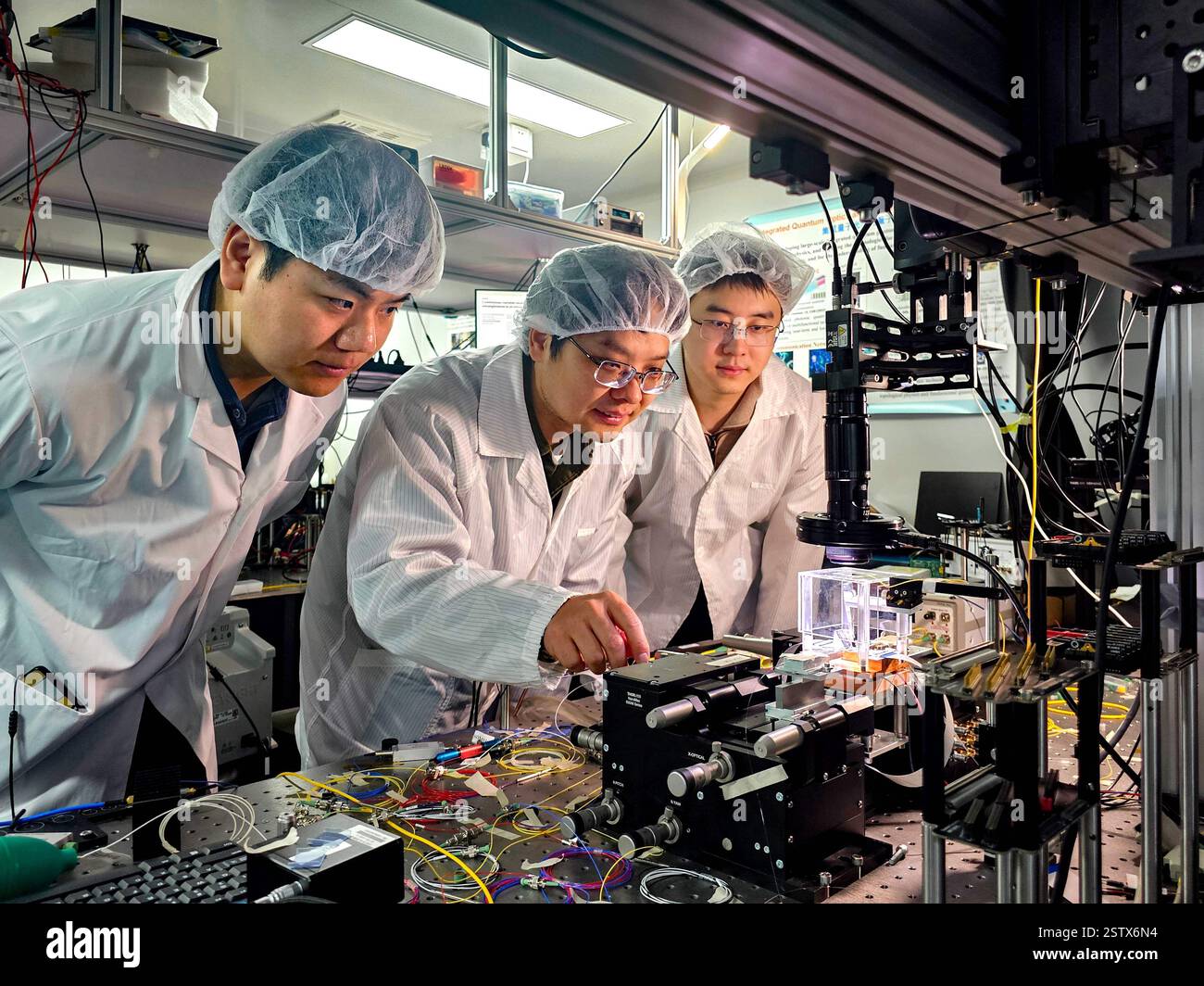 (250220) -- BEIJING, Feb. 20, 2025 (Xinhua) -- Wang Jianwei (C), a ...