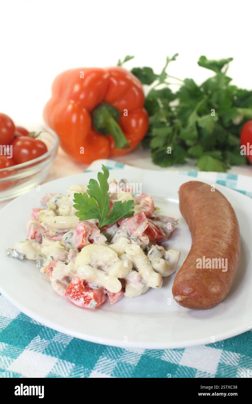 Mettenden mit nudelsalat vor weissem hintergrund hi-res stock ...