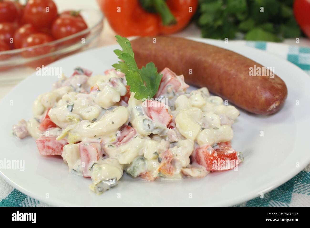 Mettenden mit nudelsalat vor weissem hintergrund hi-res stock ...