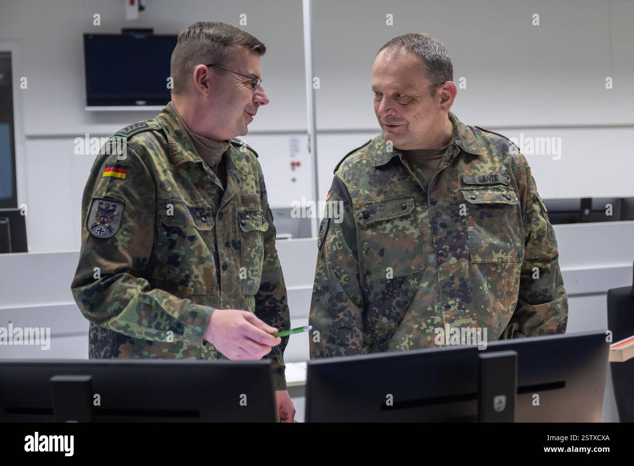 PRODUCTION - 18 February 2025, Brandenburg, Schwielowsee: A soldier ...