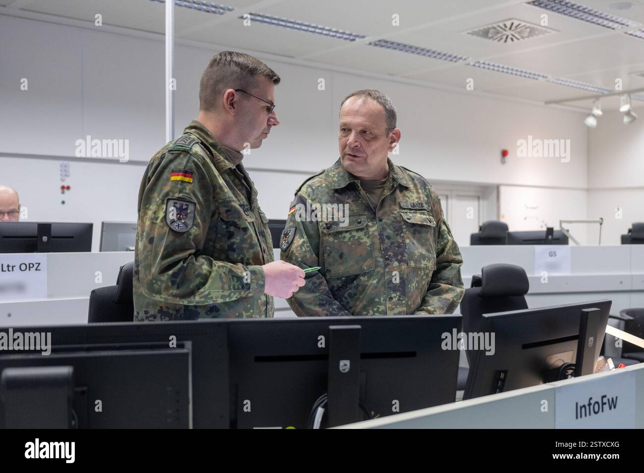 Schwielowsee, Germany. 18th Feb, 2025. A soldier talks to Harald Gante ...