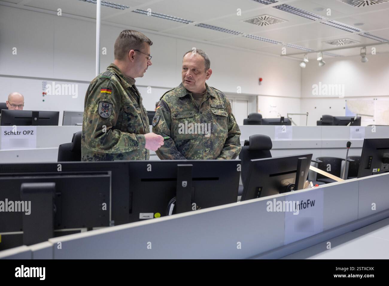 PRODUCTION - 18 February 2025, Brandenburg, Schwielowsee: A soldier ...
