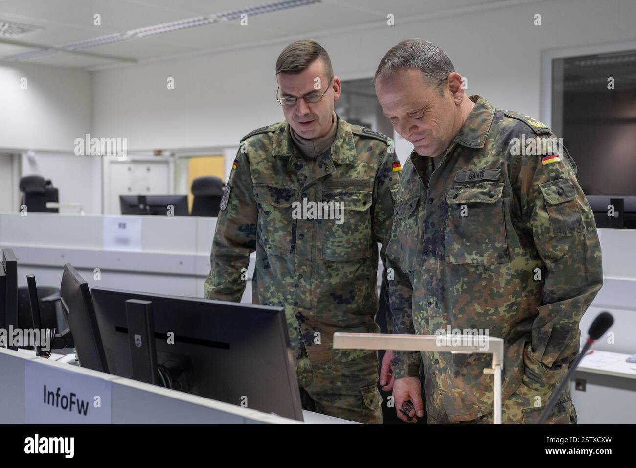 Schwielowsee, Germany. 18th Feb, 2025. A soldier talks to Harald Gante ...