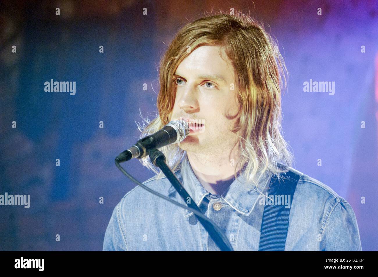 LONGVIEW, TV SHOW, 2003: Singer Robert Duncan McVey with long hair of ...