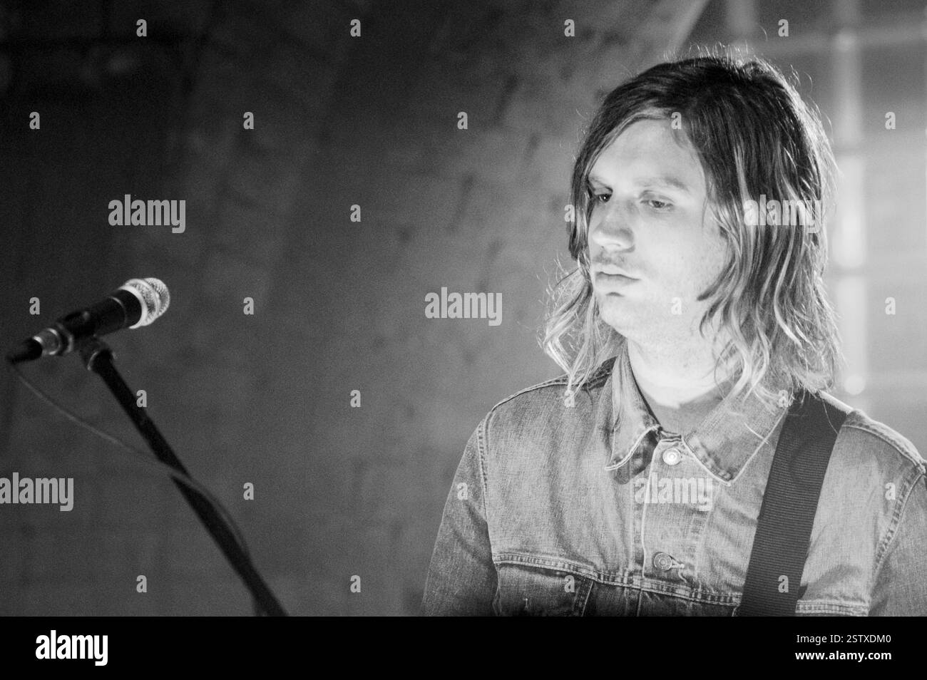 LONGVIEW, TV SHOW, 2003: Singer Robert Duncan McVey with long hair of ...