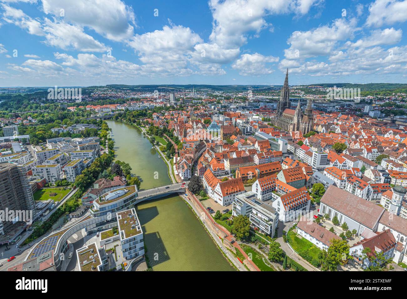 View of the two-country town of Ulm/Neu-Ulm around the danube island of ...