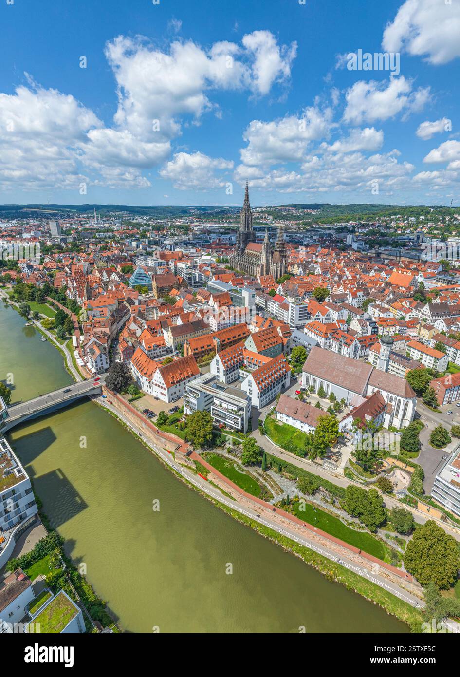 View of the two-country town of Ulm/Neu-Ulm around the danube island of ...