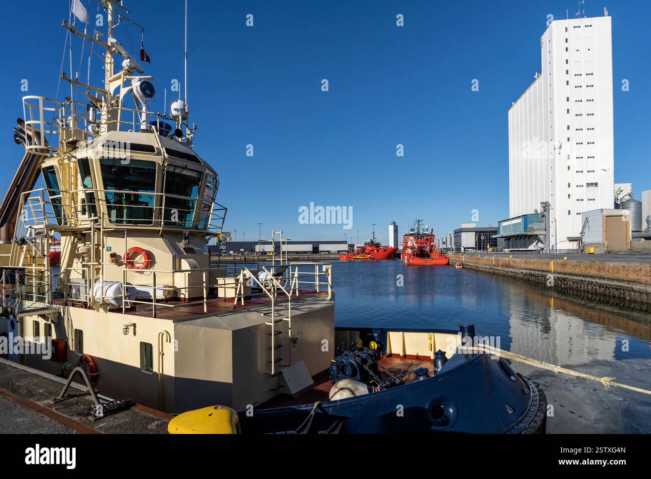 Tugboat docked blue building hi-res stock photography and images - Alamy