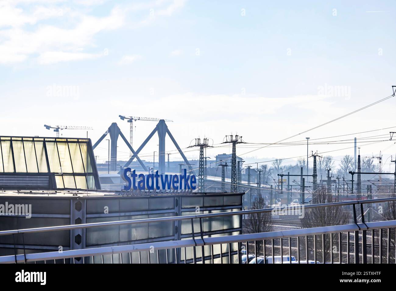 Ausblick auf den Hauptbahnhof Ulm. Betriebsgebäude der Stadtwerke Ulm ...