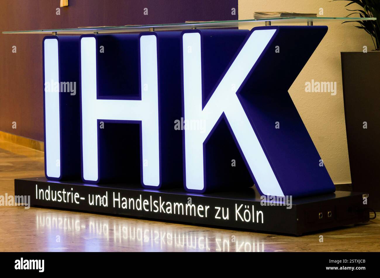 IHK Köln-Logo beim Wahlforum Köln zur Bundestagswahl 2025 in der Alten ...