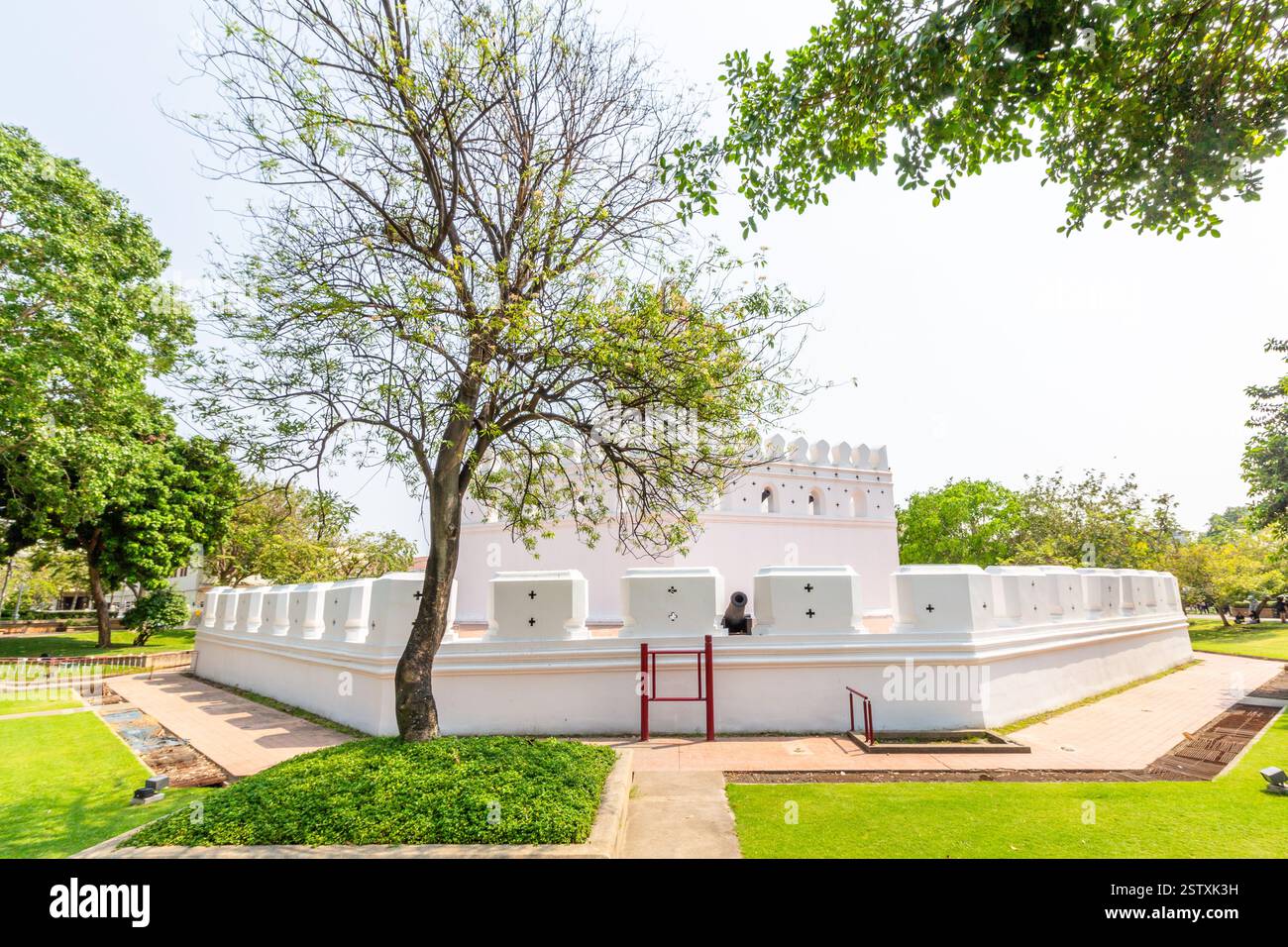 Fort Phra Sumen at Santichaiprakarn Park in Bangkok, Thailand Stock ...