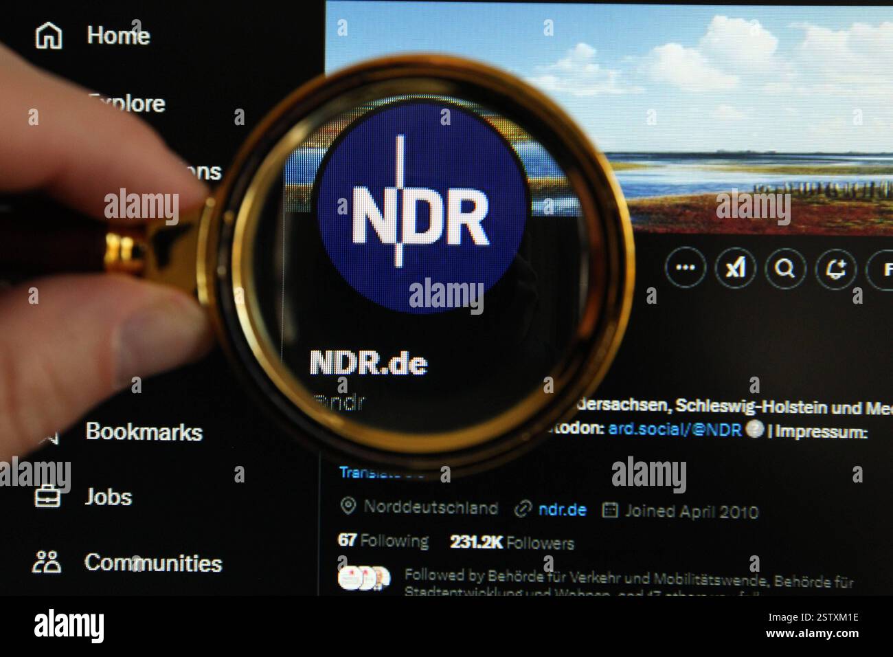 Auf einem Laptop wurde der X-Account von NDR.de aufgerufen. Symbolbild ...