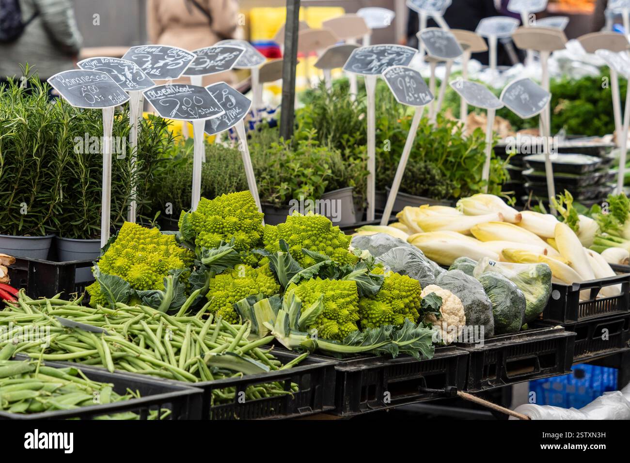 Small vegetable shop hi-res stock photography and images - Alamy