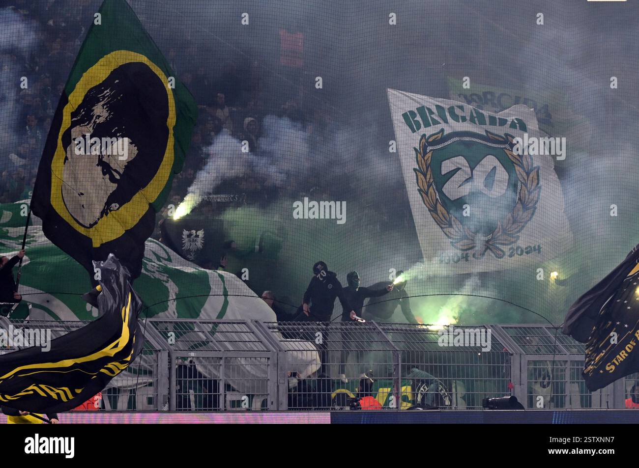 Dortmund, Germany. 19th Feb, 2025. Soccer: Champions League, Borussia ...