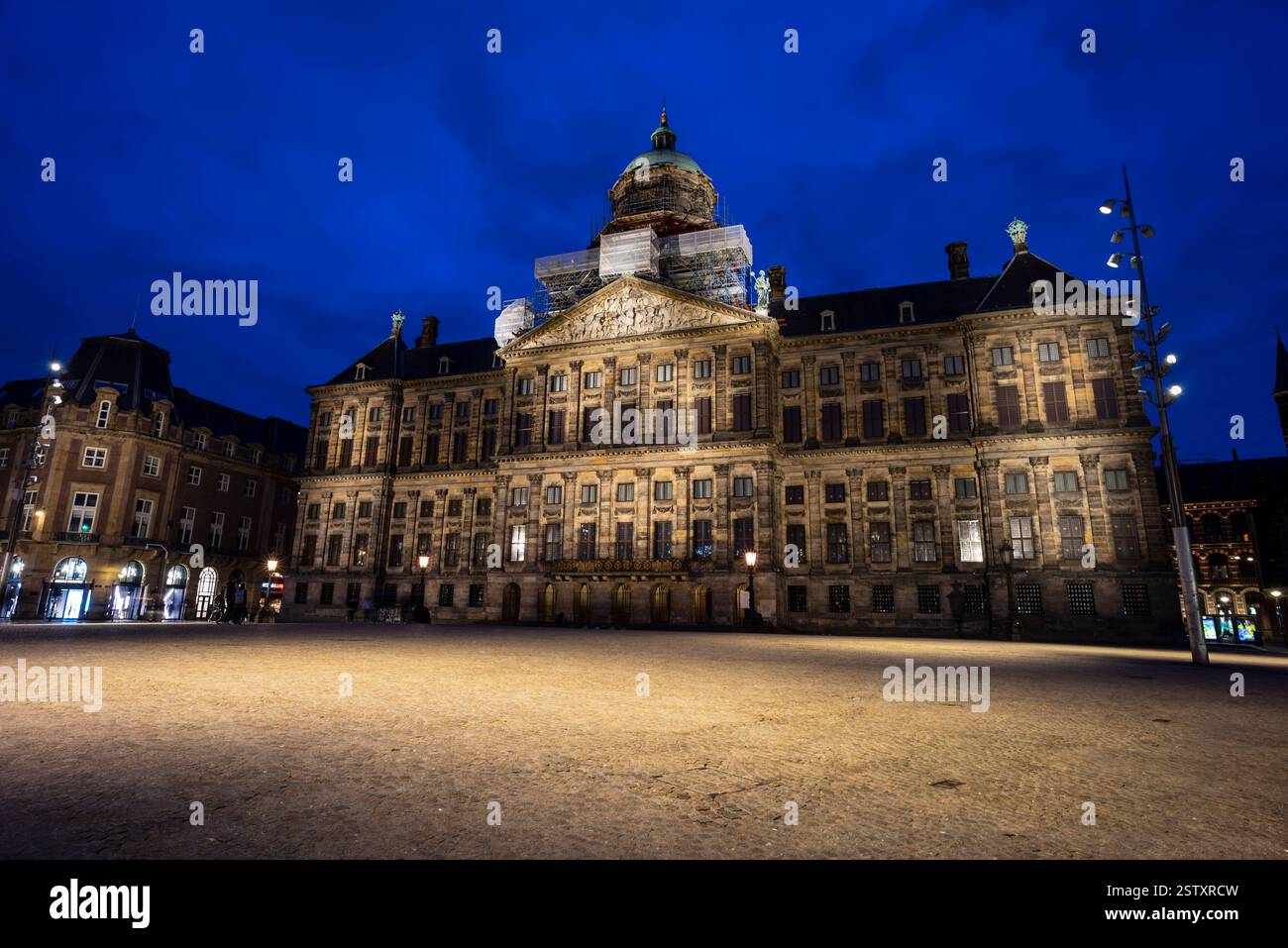 Dam Square and Royal Palace of Amsterdam (Koninklijk Paleis Stock Photo - Alamy