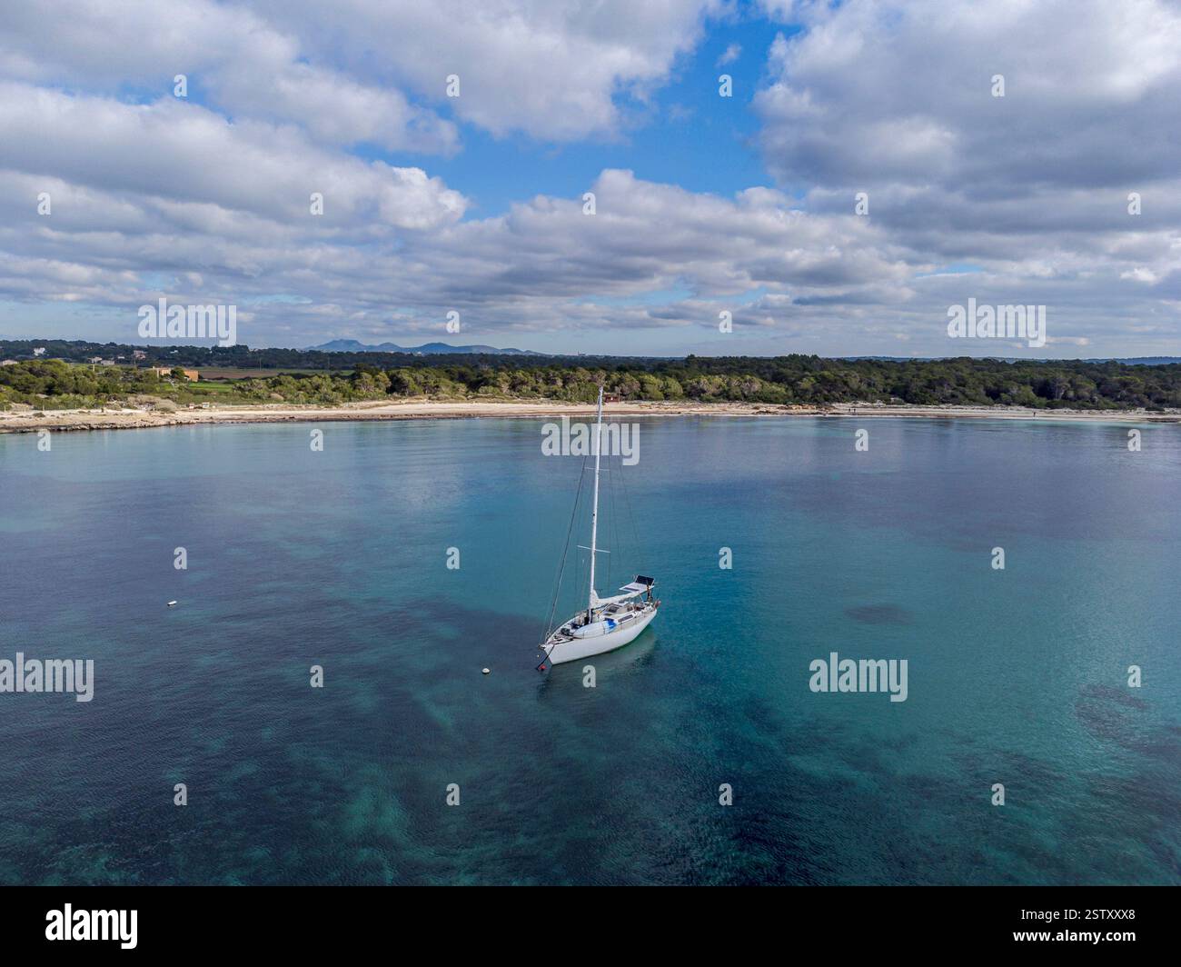 Sailing yacht anchored in front Es DolÃ§ beach Stock Photo - Alamy
