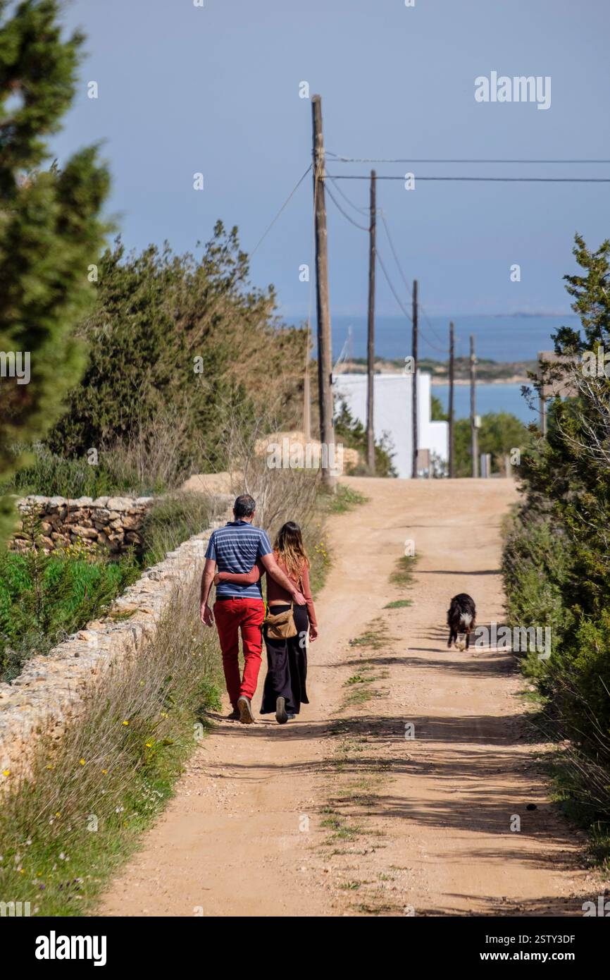 Couple walking on world hi-res stock photography and images - Alamy