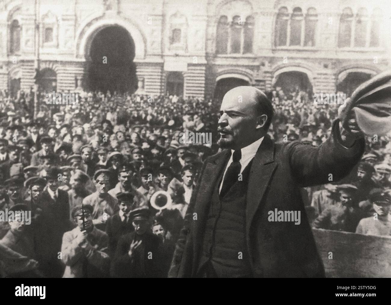 Vladimir lenin addressing 1917 hi-res stock photography and images - Alamy