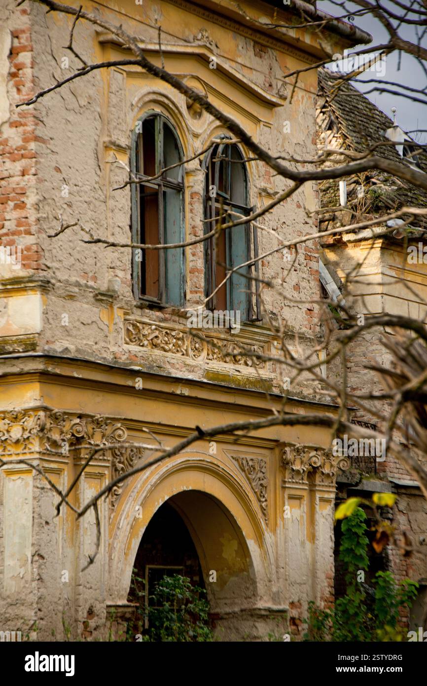 Spooky old building hi-res stock photography and images - Alamy