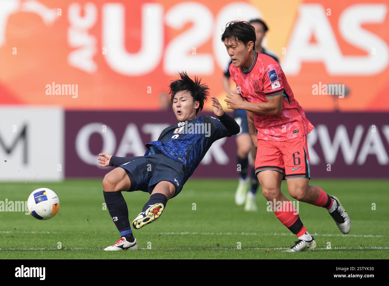 (250220) -- SHENZHEN, Feb. 20, 2025 (Xinhua) -- Kanda Soma (L) of Japan ...
