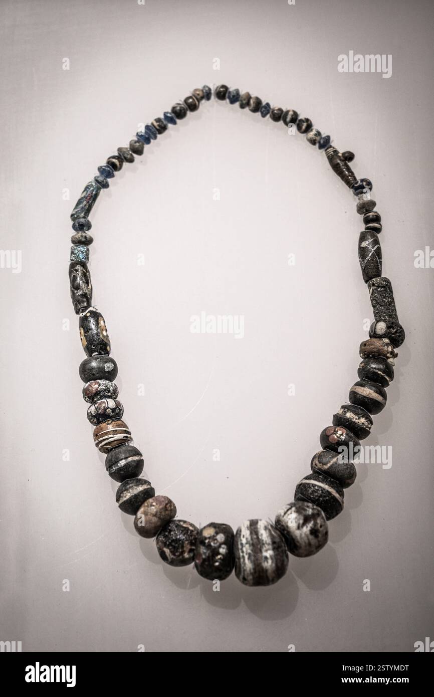 Paste beads hi-res stock photography and images - Alamy