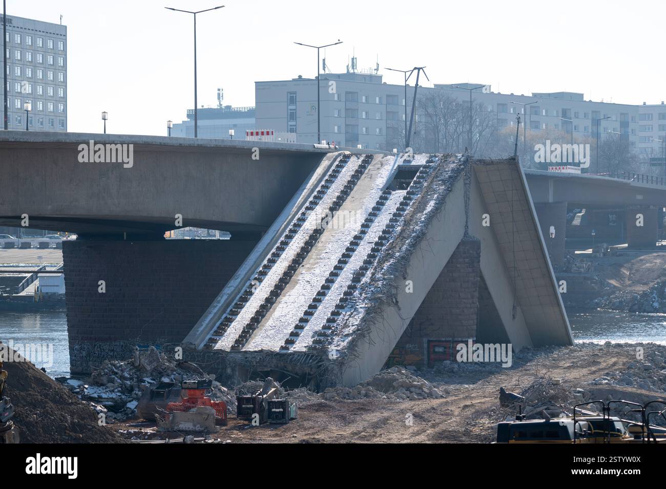 20 February 2025, Saxony, Dresden: The collapsed bridge span of the ...