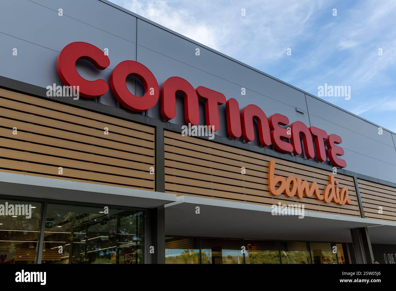 Continente bom dia store logo sign in Queluz. a newly tailored ...