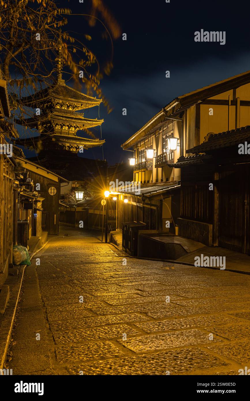 The five-story pagoda of Hokan-ji Temple and the townscape of Yasaka ...