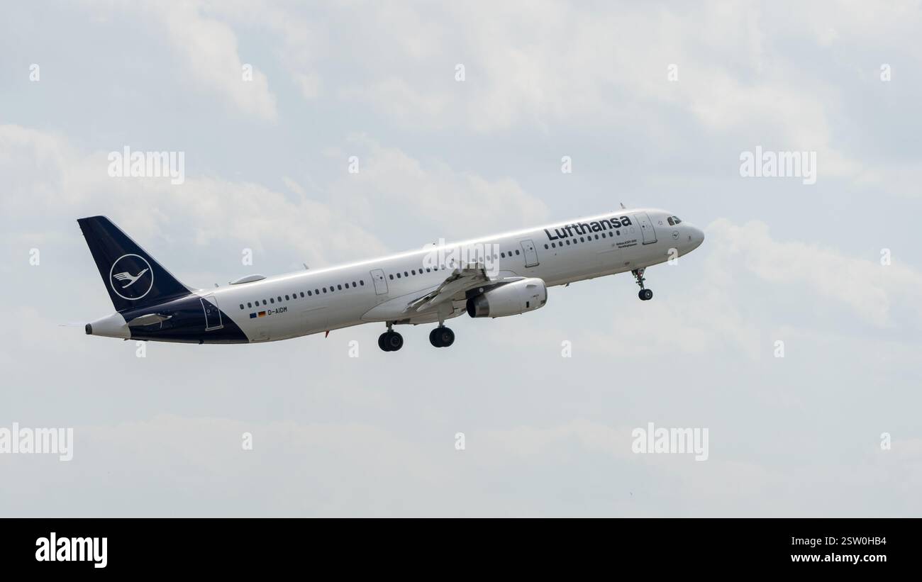 Airbus a321 airliner jet hi-res stock photography and images - Alamy