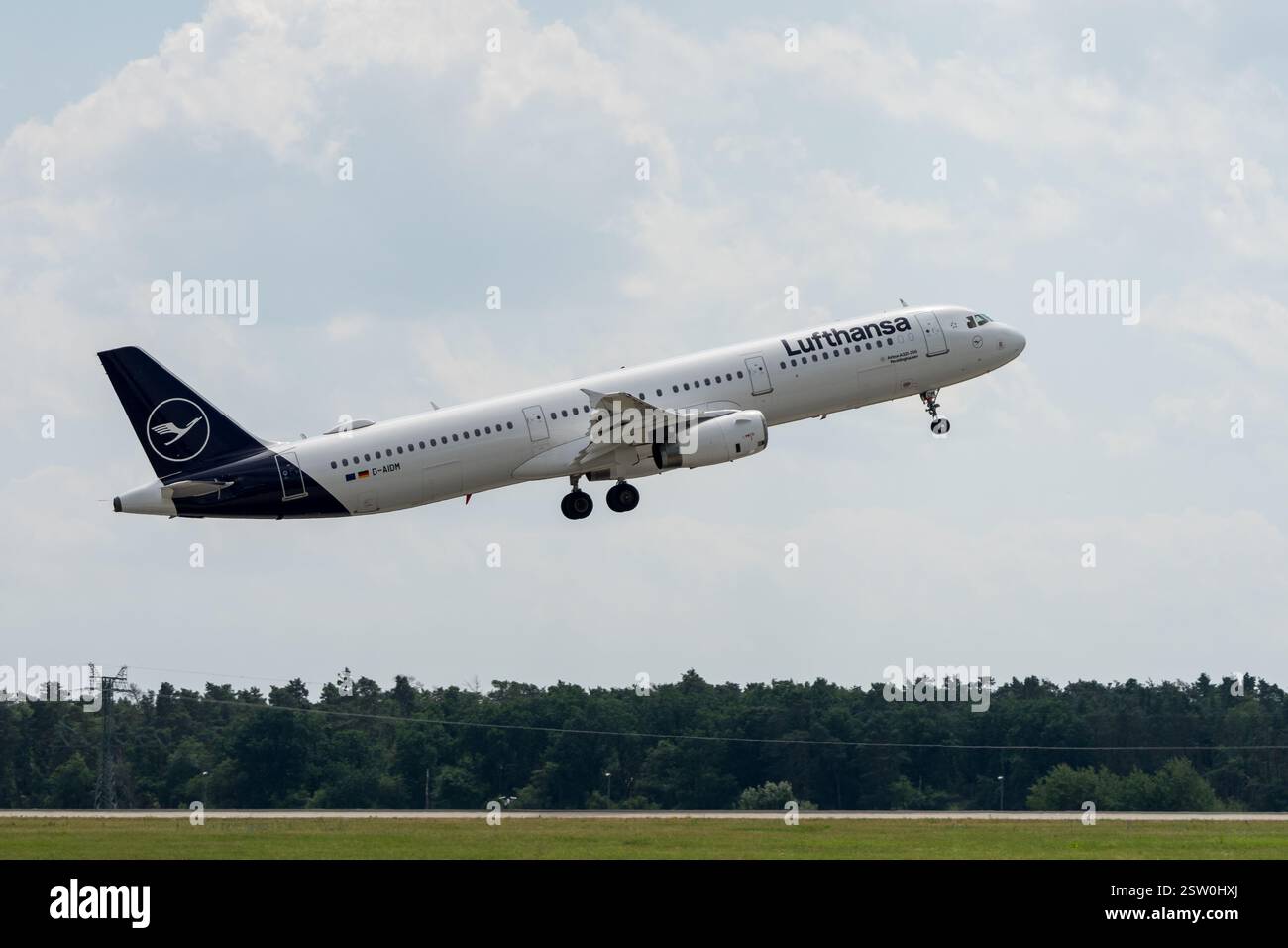 The narrow-body airliner Airbus A321-231 by Lufthansa Stock Photo - Alamy