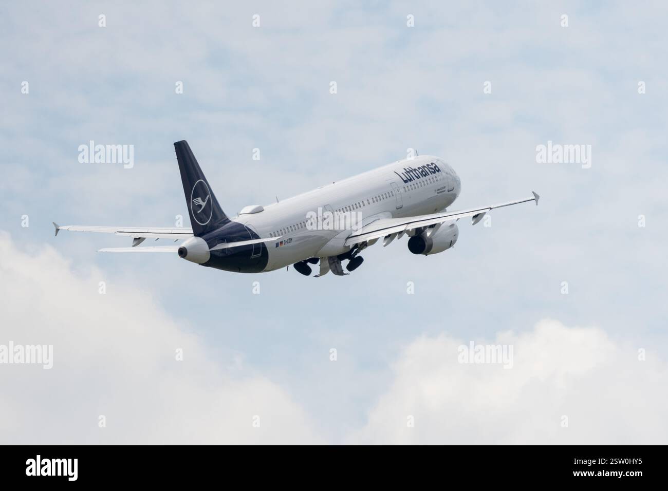 Airbus a321 airliner jet hi-res stock photography and images - Alamy