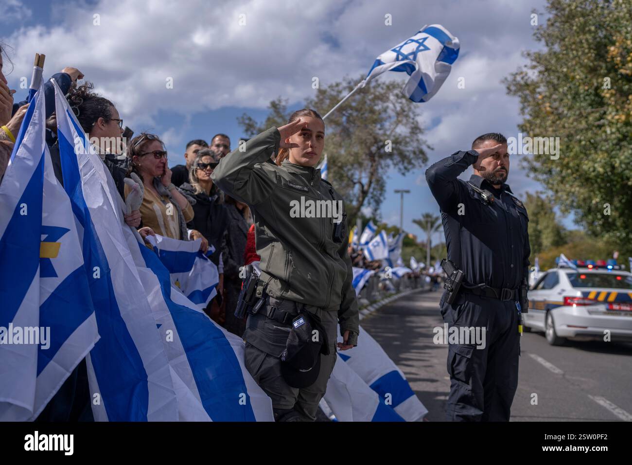 Tel Aviv, Israel. 20th Feb, 2025. Israeli policemen and army salute as ...