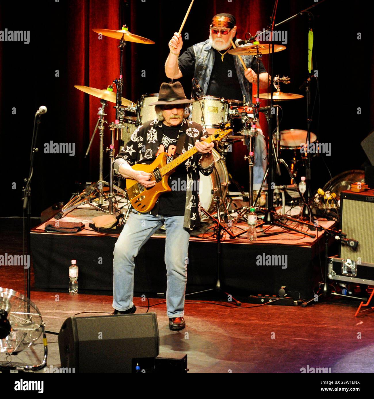 Die amerikanische Rock-Band Creedence Clearwater Revived hier Bernard ...