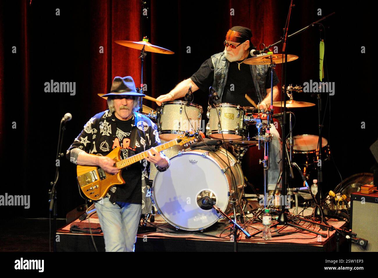 Die amerikanische Rock-Band Creedence Clearwater Revived hier Bernard ...