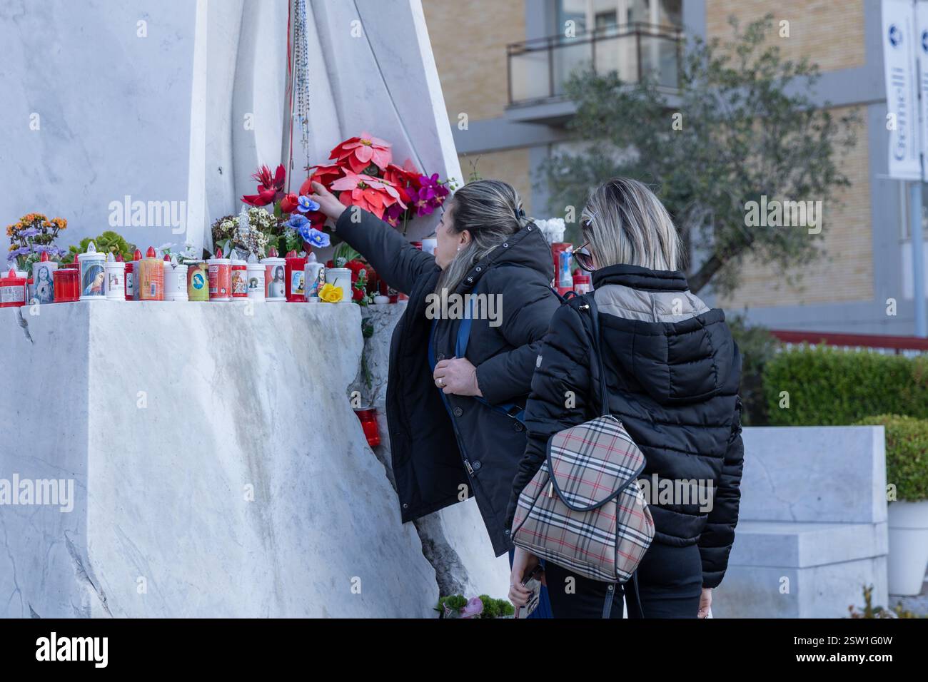Rome, Italy. 20th Feb, 2025. Faithful pray for Pope Francis under the ...