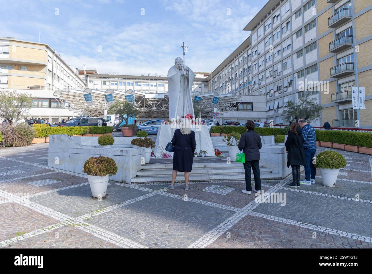 Rome, Italy. 20th Feb, 2025. Faithful pray for Pope Francis under the ...
