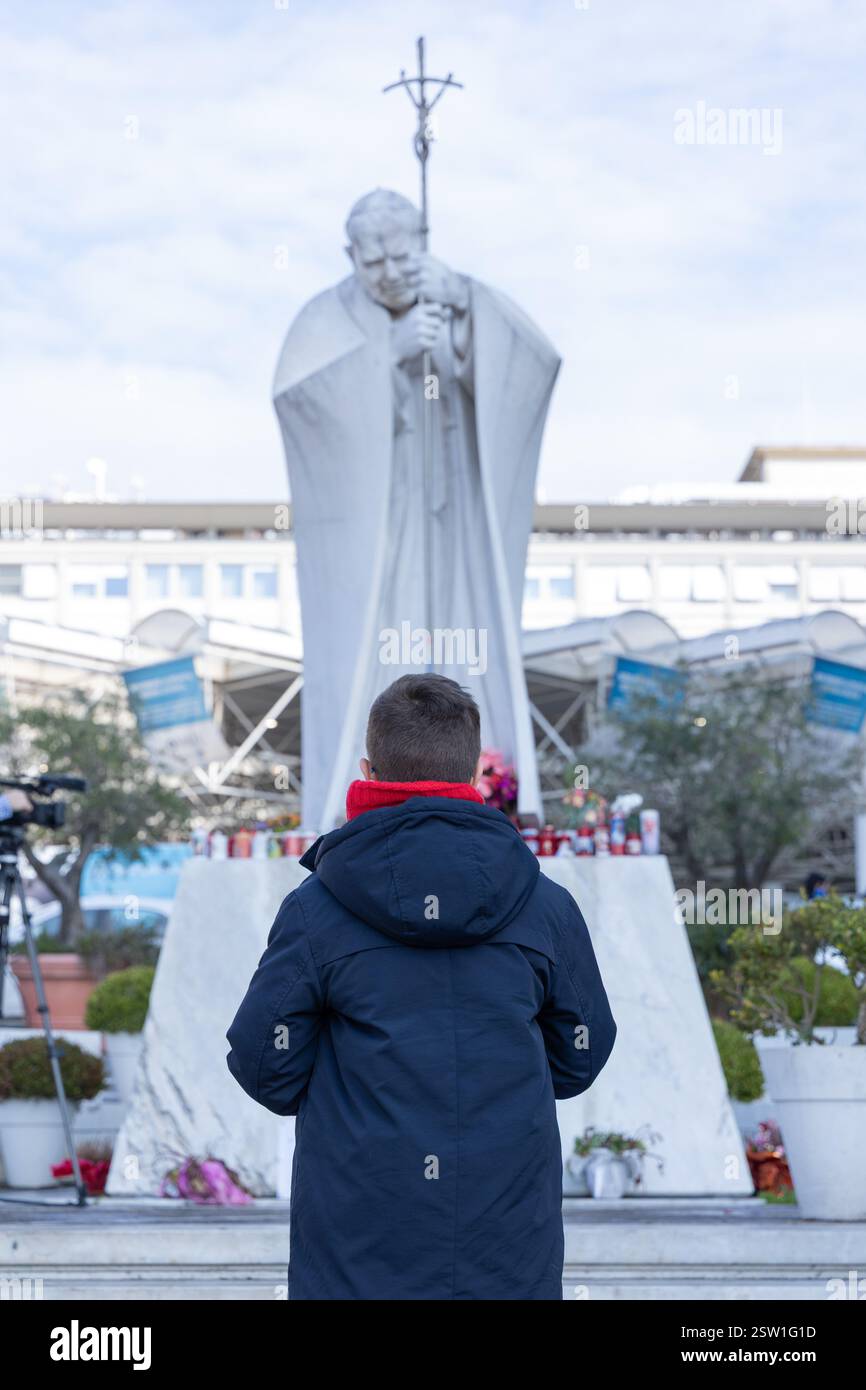 Rome, Italy. 20th Feb, 2025. Faithful pray for Pope Francis under the ...